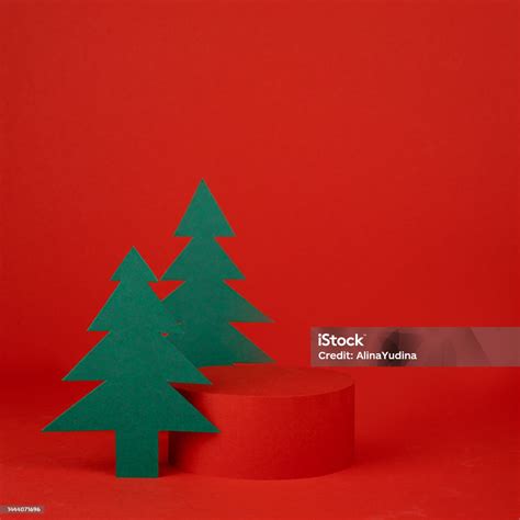 실린더 연단 모형이 있는 크리스마스 축제 무대 프레젠테이션 선물 화장품 전통적인 빨강 녹색 정사각형의 녹색 가문비나무가 있는 상품을 위한 3d 렌더링 새해 템플릿입니다 0