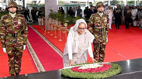 মুজিবনগর দিবসে বঙ্গবন্ধুর প্রতিকৃতিতে প্রধানমন্ত্রীর শ্রদ্ধা