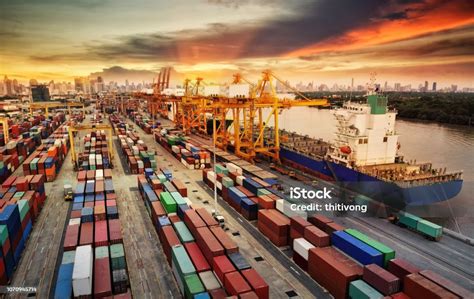 물류 및 운송 컨테이너 화물선 및 조선소 물류에 크레인 다리 일 화물 비행기의 수입 수출 및 수송 산업 배경 건설 산업에 대한
