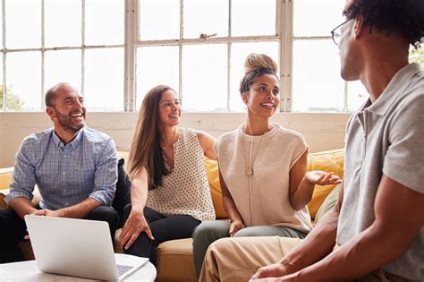 사무실 회의에서 다양한 동료들과 이야기하는 웃는 사업가 경영자에 대한 스톡 사진 및 기타 이미지 경영자 계획 긍정적인 감정 표현 Istock