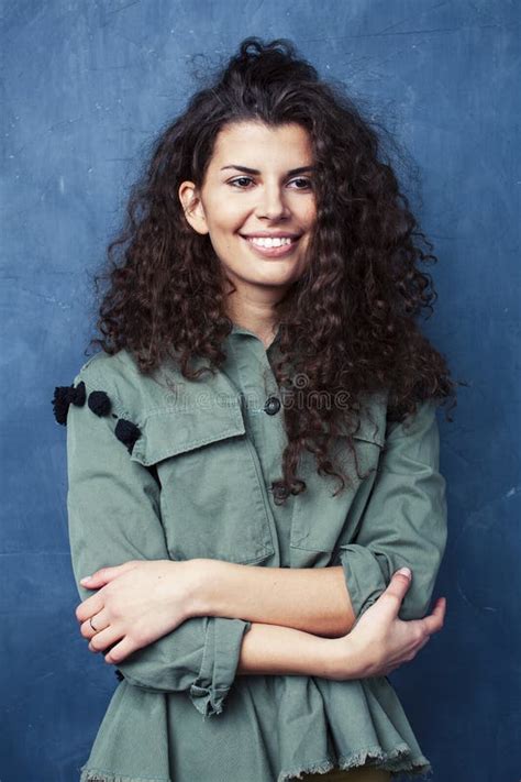 Jovencita Linda Mujer Con El Pelo Rizado Posando Alegre Sobre El Estilo De Vida De La Gente De