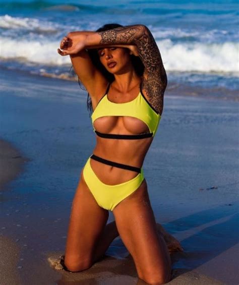 Sexy Underboob Slight Nip Slip Pic