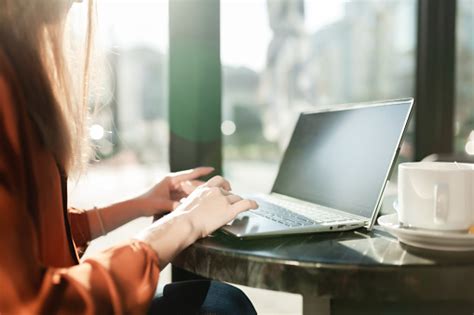 밝은 햇빛이 비치는 카페 바 또는 레스토랑에서 젊은 사업가 노트북으로 작업하고 창가 테이블에서 차를 마시는 프리랜서 소녀 추상 사진 25 29세에 대한 스톡 사진 및 기타