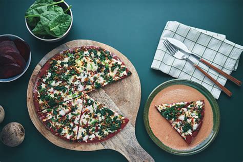 비트 베이스가 들어간 비건 피자 시금치와 비건 치즈를 얹은 피자 건강한 생활방식에 대한 스톡 사진 및 기타 이미지 건강한 생활방식 건강한 식생활 채식 음식 Istock