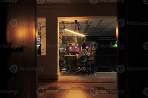 Masculino En Línea Delincuente Resolviendo Datos Fuga Problema Computadora Sistema Hackear Y