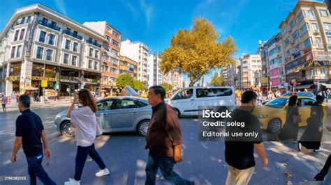 도시 생활과 거리 전망 도로의 바쁜 교통 체증 교차로의 자동차 및 사람들 거리에 대한 스톡 사진 및 기타 이미지 거리 건널목 건물 외관 Istock