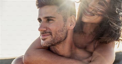 해변에서 즐거운 시간을 보내는 사랑에 빠진 사랑스러운 커플의 초상화 젊은 아름 다운 사람들이 포옹 낭만적 인 순간 발렌타인 데이 허니문 사진 Unsplash의