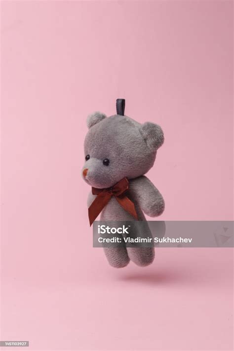 그림자가 있는 분홍색 배경에 반중력으로 날아다니는 테디베어 공중에 떠 있는 물체 창의적인 최소 레이아웃 갈색에 대한 스톡 사진 및 기타 이미지 Istock