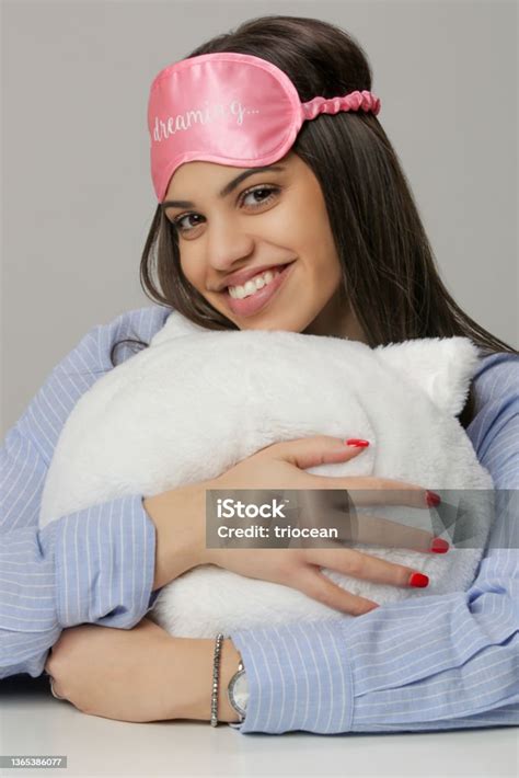 베개와 눈 수면 마스크를 가진 화려한 젊은 여성의 스튜디오 초상화 눈가리개 규제 장치에 대한 스톡 사진 및 기타 이미지 눈가리개 규제 장치 분홍 18 19세 Istock
