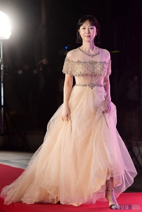 염정아 우아한 드레스 자태 뽐내며~ 제58회 대종상 영화제 한국경제