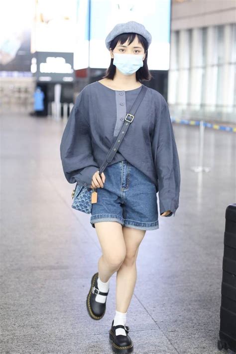 沈月藏蓝T恤搭短裤现身机场 步履轻盈眼睛有神 搜狐大视野 搜狐新闻