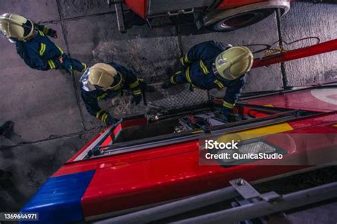 소방차 내부의 소방차를 새의 관점에서 점검하는 소방관 20 24세에 대한 스톡 사진 및 기타 이미지 20 24세 3 명