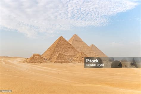 그레이트 이집트 피라미드의 고고학 단지는 기자 고원에 위치하고 있습니다 체프렌 카프라와 치프쿠푸 미크리나 멘카우라의 피라미드