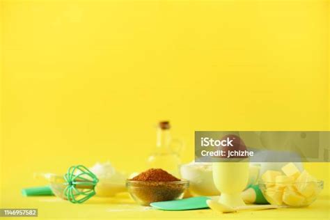 건강 한 베이킹 재료버터 설탕 밀가루 계란 기름 숟가락 롤링 핀 브러시 거품 노란색 배경 위에 우유 배너 빵집 음식 프레임 요리 개념입니다 복사 공간 개념에 대한 스톡 사진