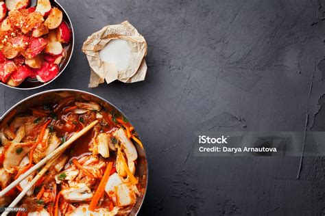 달 콤 하 고 매운 산 세 소스를 곁들인 김치 나파가 게 한국어 전통적인 바삭바삭한 매운 발효 야채 그릇에 어두운 회색 배경 상단 보기 텍스트에 대 한 복사 공간 건강한