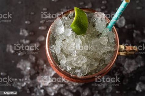 라임 생강 맥주 보드카 민트 장식을 곁들인 구리 컵의 모스크바 뮬 칵테일 0명에 대한 스톡 사진 및 기타 이미지 0명