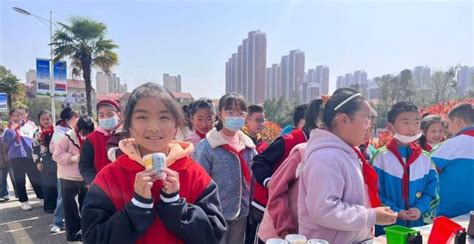 践行垃圾分类，小学绿色中队开展志愿服务活动 腾讯新闻