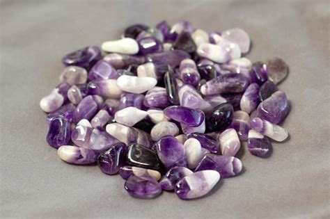 회색 린넨 배경 부분 초점에 다양한 자수정 천연 미네랄 스톤과 보석세트 거친에 대한 스톡 사진 및 기타 이미지 거친 광물질