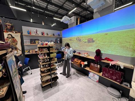 ОЛОН УЛСЫН ЭКСПОД МОНГОЛЫН ЭЗЭНТ ГҮРНИЙ ТҮҮХ СОЁЛЫН ӨВИЙГ ТАНИЛЦУУЛЖ БАЙНА