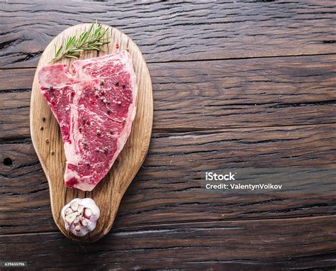 향신료와 스테이크 T 뼈 0명에 대한 스톡 사진 및 기타 이미지 0명 고기 굽기 Istock