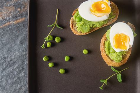 으깬된 녹색 완두콩 계란 민트와 바게트 어두운 배경입니다 선택적 초점입니다 상위 뷰 0명에 대한 스톡 사진 및 기타 이미지 Istock