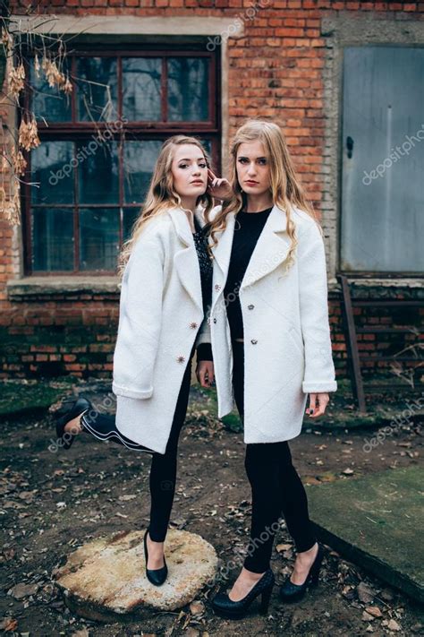 Красивые девушки в белых халатах стоковое фото ©forewer 94298524