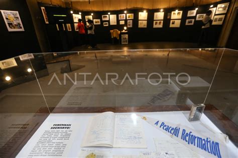 Pameran 25 Tahun Reformasi Di Fib Ui Antara Foto