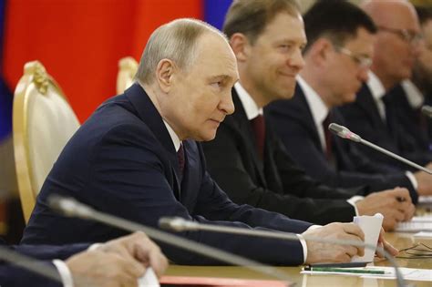 Путин призвал будущие поколения сохранить правду о Второй мировой войне