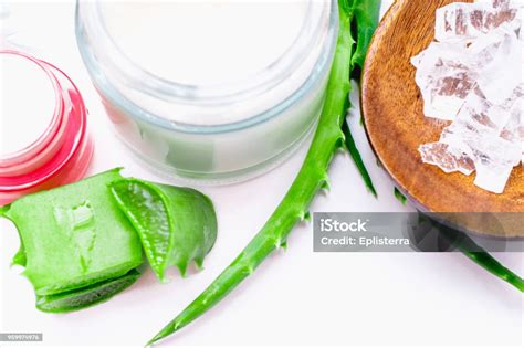 알로에 베라 젤 암 염 미네랄 피부 크림 백색 배경에 유기농 스킨 케어 고 민감한 피부를 위한 천연 화장품 알로에 베라 잎을 썬 대체 의학 스파와 스킨 케어 개념 건강관리와