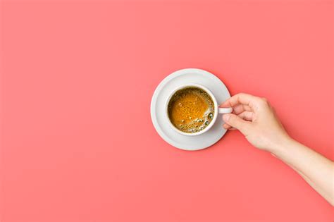 젊은 백인 여성의 손은 분홍색 배경에 접시에 크레마와 갓 양조 커피와 흰색 컵을 보유 검은색에 대한 스톡 사진 및 기타 이미지 검은색 기포 단순함 Istock