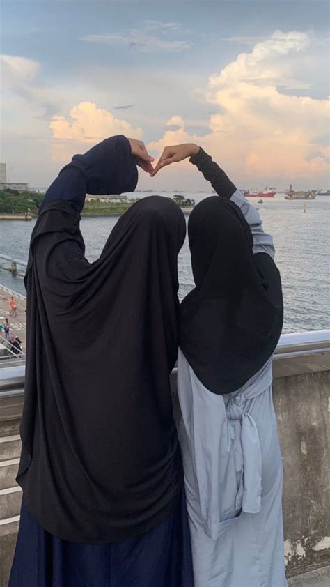 Hijabi Friends Poses Aesthetic In 2022 Friends Poses Photography