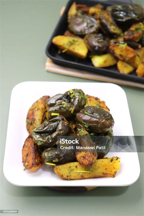 바잉간 마살라 인도 감자와 Aubergine 카레 수제 인도 매운 가지와 감자 카레는 흰 접시에 담겨 제공됩니다 공간을 복사합니다 0명에 대한 스톡 사진 및 기타 이미지