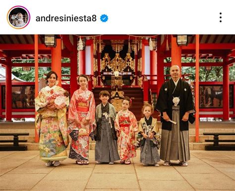 イニエスタ、美人妻＆子供5人と着物で家族写真「和服似合いすぎ」「美しすぎる家族」と反響！ スポーツ報知