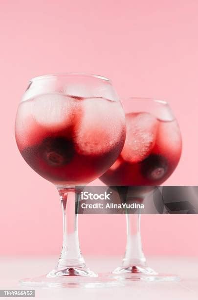 우아한 여름 신선한 레드 밝은 음료와 얼음 조각 블루 베리 패션 파스텔 핑크 컬러 배경과 흰색 나무 테이블 수직 0명에 대한 스톡 사진 및 기타 이미지 Istock