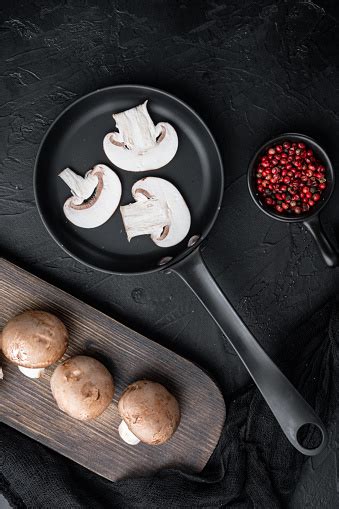 로얄 버섯 샴페인 전체 주철 프라이팬에 검은 배경에 상단 보기 플랫 레이 0명에 대한 스톡 사진 및 기타 이미지 0명 개체 그룹 건강한 생활방식 Istock
