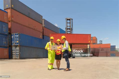 물류 수출 수입 및 운송 개념으로 화물 컨테이너 창고 산업 공장 현장에서 일하는 근로자 팀워크 그룹 사람들의 라이프 스타일 서비스 건설 산업에 대한 스톡 사진 및 기타