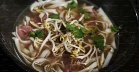 파슬리를 잡는 요리사의 손을 클로즈업하고 쇠고기를 곁들인 포보 한 그릇에 추가 사진 Unsplash의 아시아 음식 이미지