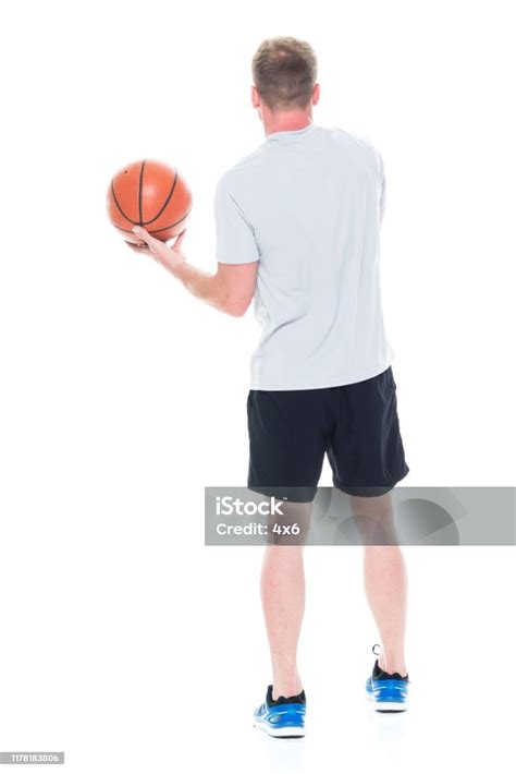 2029세의 잘생긴 자풍 흑발남성 쇼트헤어 남성 젊은 남성 스포츠맨 농구 선수 화이트 배경 앞에 서서 농구공을 들고 있는 2029세의 풀 길이 1인 후방 전망공 20 29