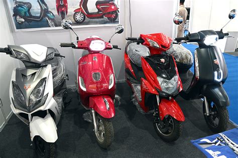 అదిరిపోయే మోడళ్లతో ఆకట్టుకుంటున్న ఎలక్ట్రిక్‌ బండ్లు ఫొటో గ్యాలరీ Namasthe Telangana