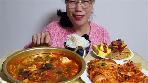 추울땐 얼큰 칼칼 순두부찌개 배추김치 옛날소세지 계란말이🍳 집밥먹방 Youtube