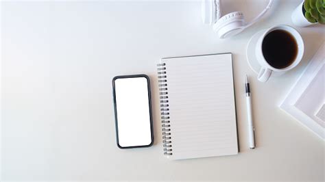 사무실 책상 위에 빈 화면 노트북 커피잔이 있는 평면도 스마트폰 텍스트의 공간을 복사합니다 0명에 대한 스톡 사진 및 기타 이미지 Istock