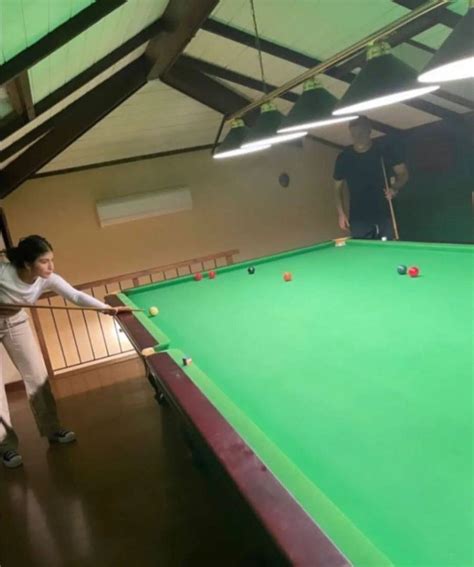 عکس بیلیارد بازی کردن علی دایی در کنار دخترش در خارج از کشور