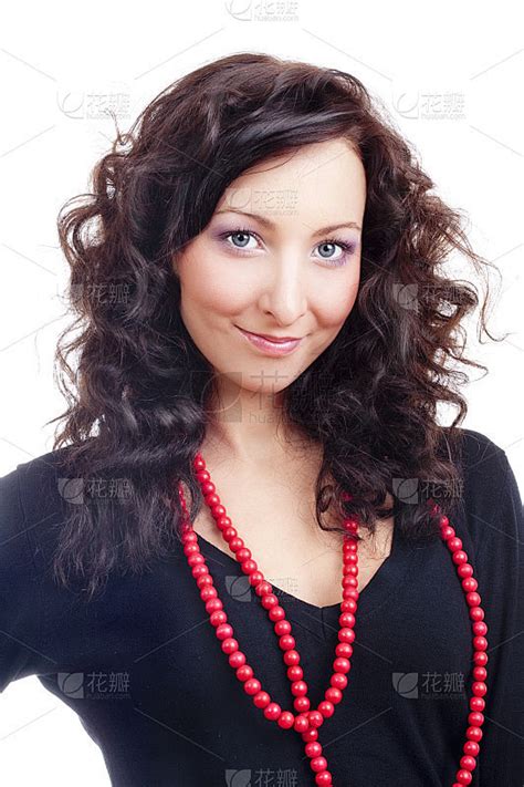 一个卷发女孩的肖像