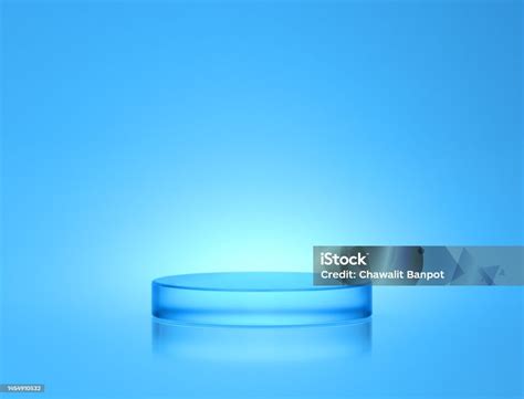 연단 원형 실린더 밝은 파란색 투명 유리를 밝은 파란색 배경에 표시합니다 크리스탈 스테이지 깨끗하고 시원하고 밝은 제품 스탠드