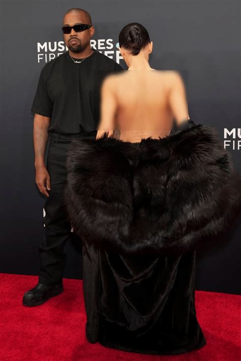 아내에게 알몸 드레스 입힌 칸예 웨스트 난 사실 자폐증 한국경제