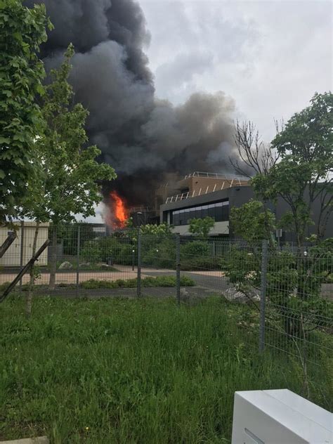 Ain Beynost 800 Des 1200 M² De Lentreprise Iserba Sont Partis En Fumée