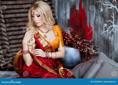Sch Nes Und Sinnliches Blondes M Dchen In Indisches Rot Saree Auf Dem Bac Stockfoto Bild Von