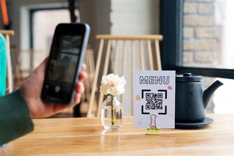 레스토랑에서 손으로 Qr 코드 스캔 무료 사진