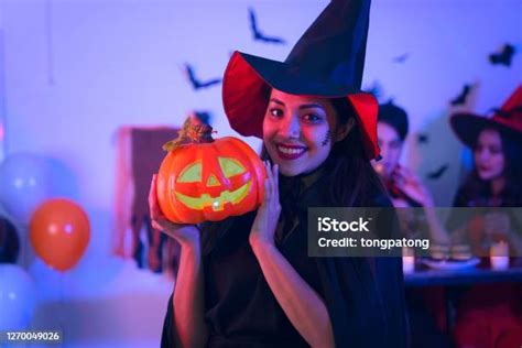 박쥐 흰색 배경에 재미를 전갈과 함께 호박과 칵테일과 함께 파티에서 검은 마녀 할로윈 의상을 입은 행복한 젊은 여성 25 29세에 대한 스톡 사진 및 기타 이미지 Istock