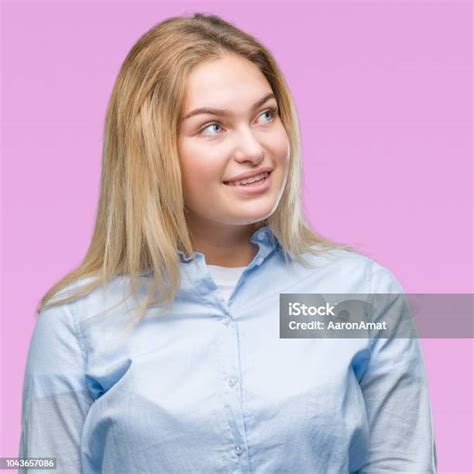 격리 된 배경 얼굴 자연의 표현에 미소 쪽으로 멀리 보고 이상 젊은 백인 비즈니스 여자 자신감을 웃 고 있다 감정에 대한 스톡 사진 및 기타 이미지 Istock